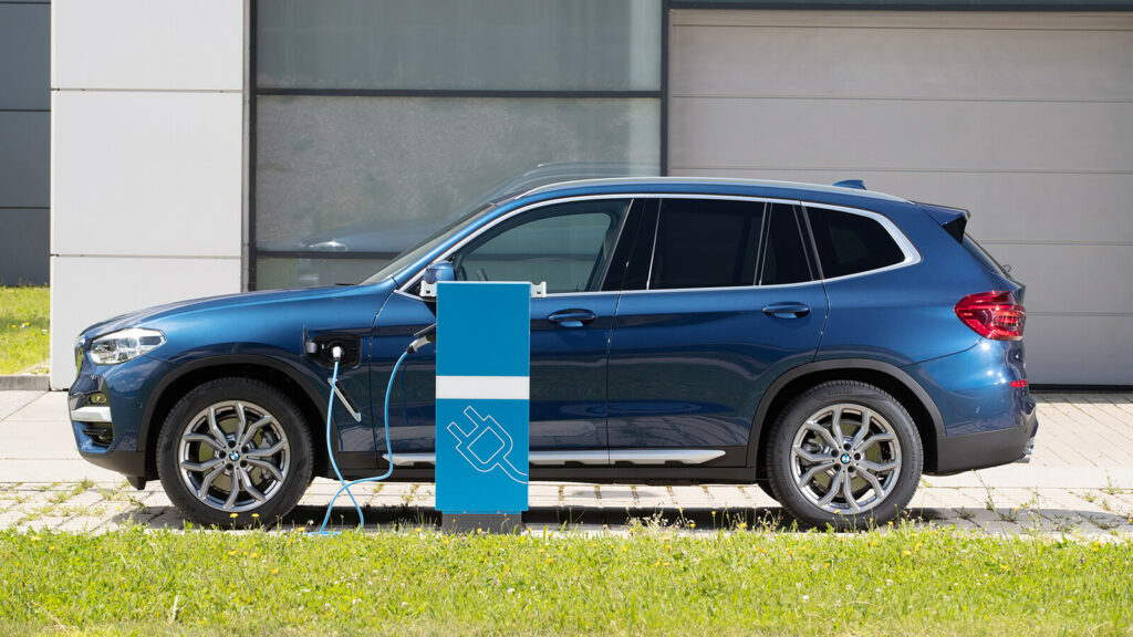 Las ventajas de tener un auto híbrido enchufable - Gossip Vehiculos