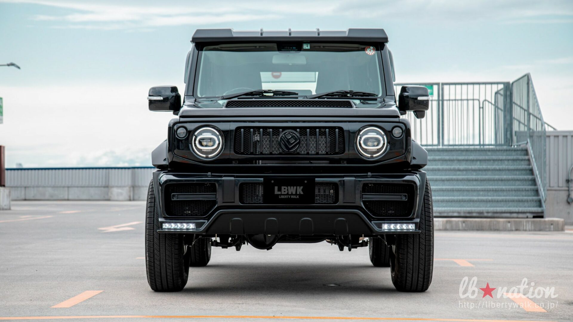 Este Suzuki Jimmy parece un Mercedes Clase G pero más pequeño ...