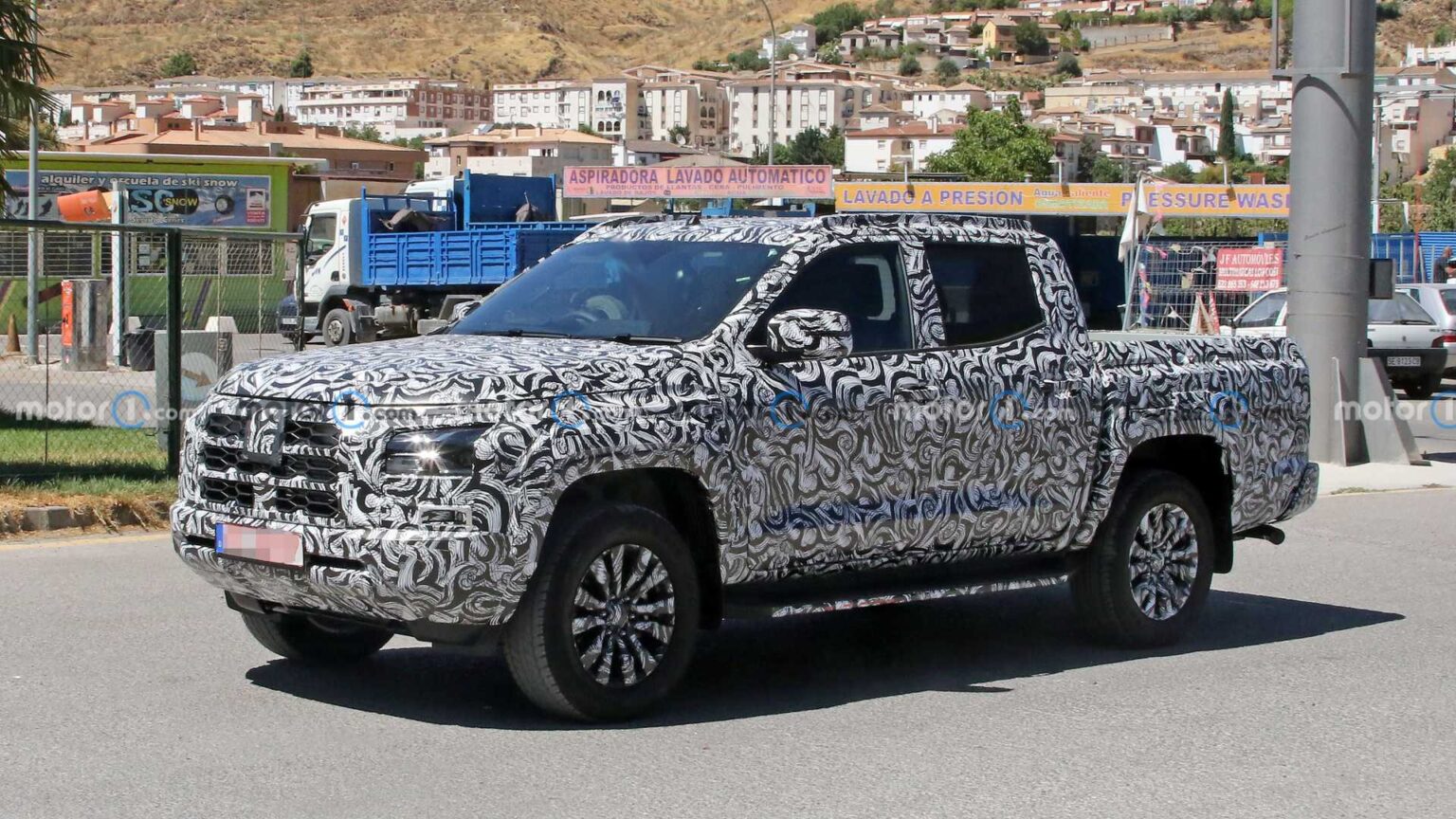 Mitsubishi L200 2023: imágenes espías revelan cambios en la apariencia - Gossip Vehiculos