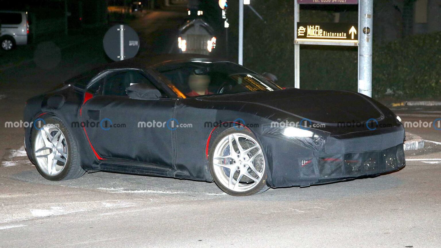 Imágenes espía muestran al Ferrari Roma Spider con camuflaje de cuerpo ...