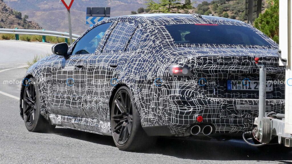 Nuevas imágenes espía del BMW M5 2024 revelan su parachoques frontal ...