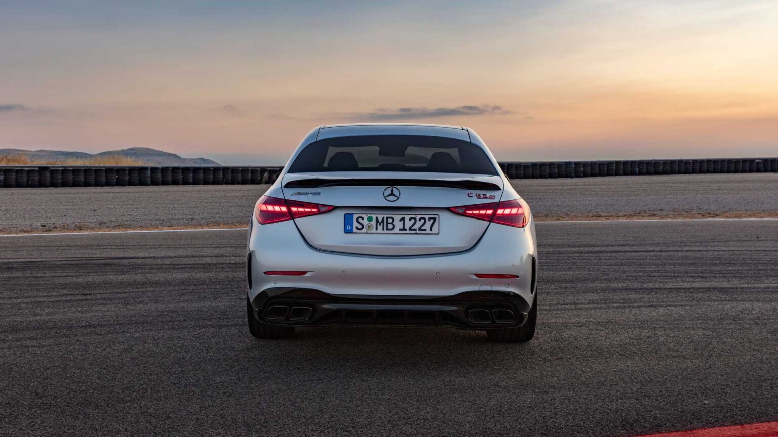 Presentan el Mercedes-AMG C63 S E Performance 2024 como un híbrido enchufable con 671 Hp ...