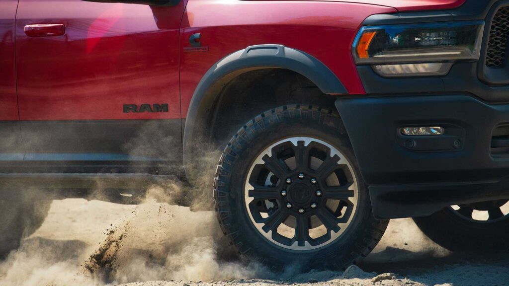 Presentan la Ram 2500 Heavy Duty Rebel 2023 con estilo Power Wagon y tren motor a diésel o ...
