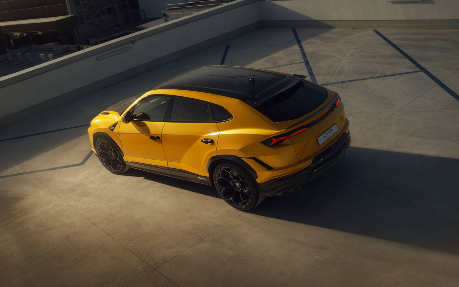 Aston Martin DBX vs. Lamborghini Urus ¿Cuál es el mejor? - Gossip Vehiculos