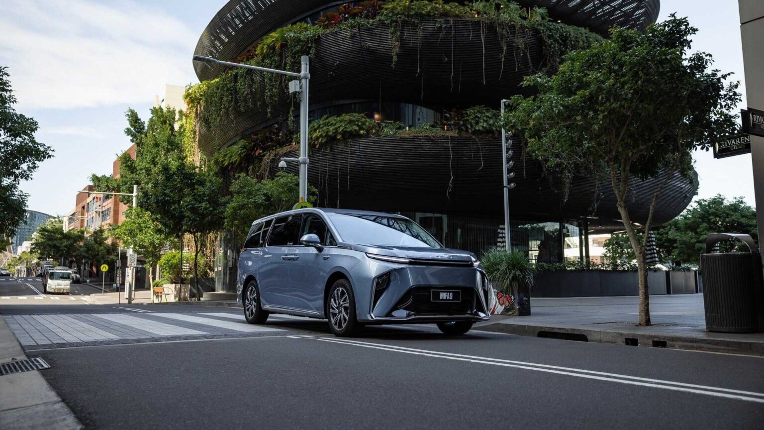 La minivan de lujo LDV Mifa 9 EV 2023, con orígenes chinos aspira a ser ...