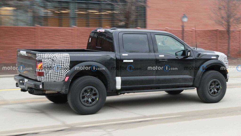 Spy images of the Ford F-150 Raptor R with updated styling - New ...