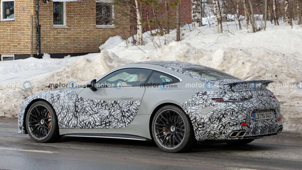 ¡Presencia imponente en la pista! Vea el Mercedes-AMG GT Coupe 2024 en acción en Nürburgring ...