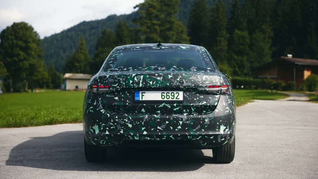 Skoda Superb Liftback 2024: Primer Vistazo al Nuevo Modelo en Teaser ...