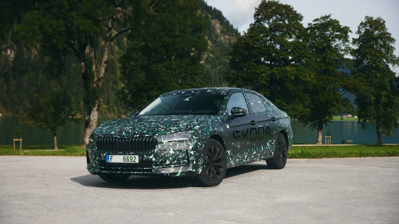 Skoda Superb Liftback 2024: Primer Vistazo al Nuevo Modelo en Teaser ...