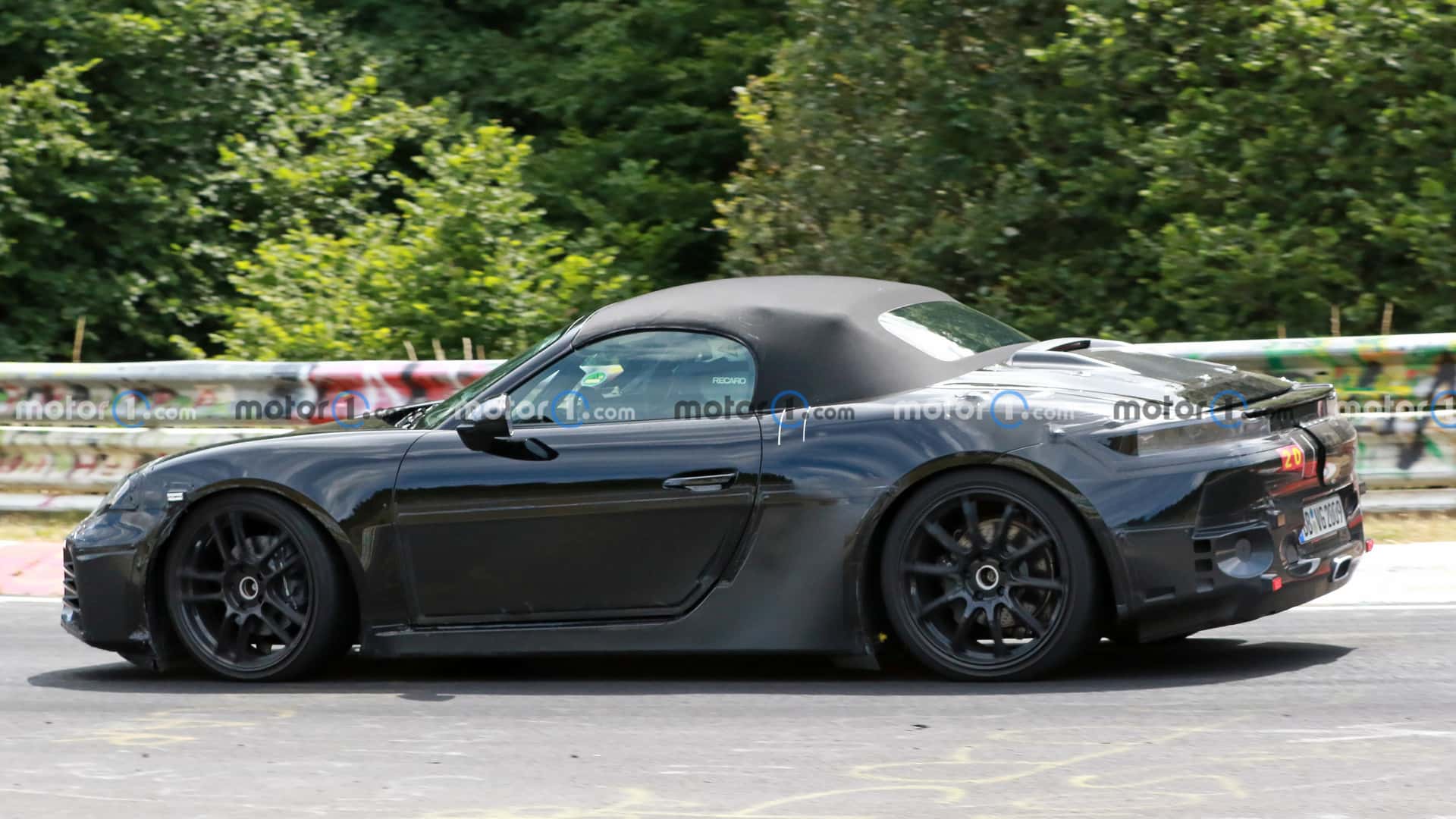 Porsche Boxster EV 2025: Un Primer Vistazo al Innovador Diseño Dual-Screen